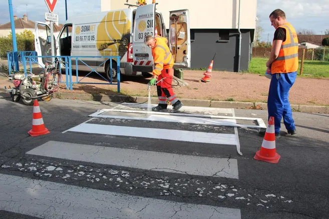 DECIZE. Le marquage routier en cours de réfection à travers la ville ...