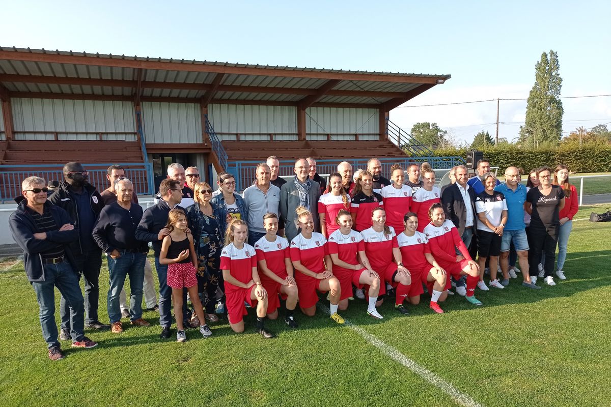 Les féminines du Bourges foot 18 s'entraînent dans un stade Pierre ...
