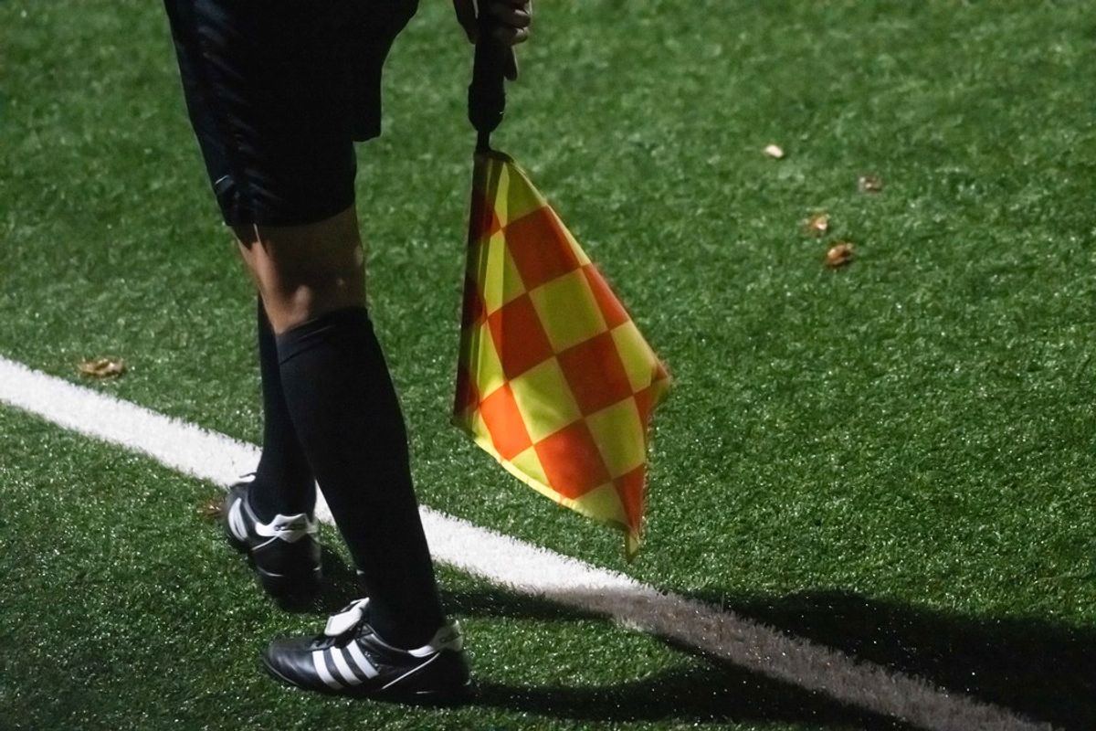 L'UEFA enquête sur un arbitre anglais qui aurait sniffé une poudre ...