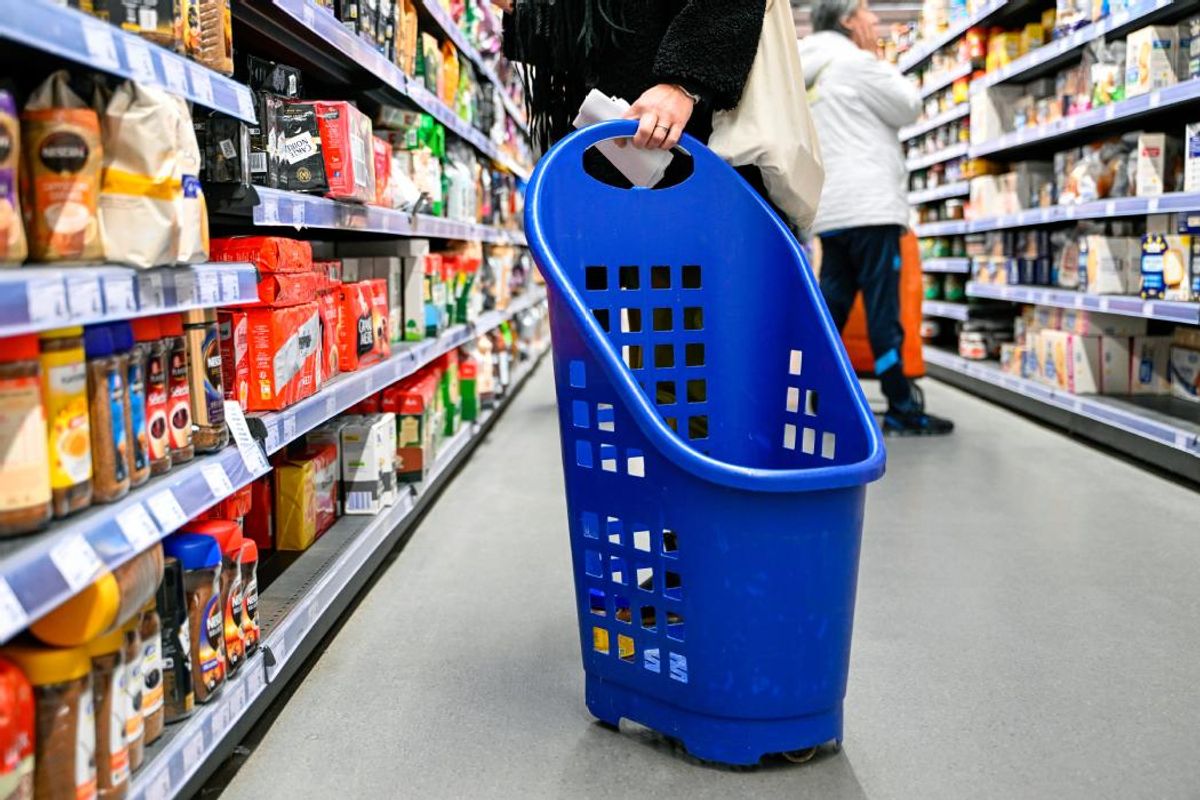 Il déambule nu dans les rayons de ce supermarché de l'Allier, les ...