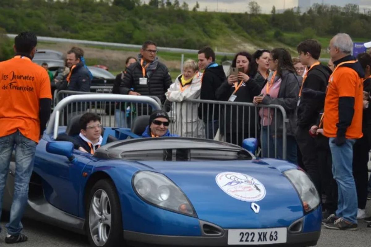 Les Amis de Françoise à fond la caisse sur le circuit de Ladoux à ...