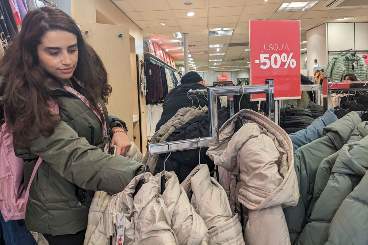Les intempéries ont refroidi le lancement des soldes dans le centre ...