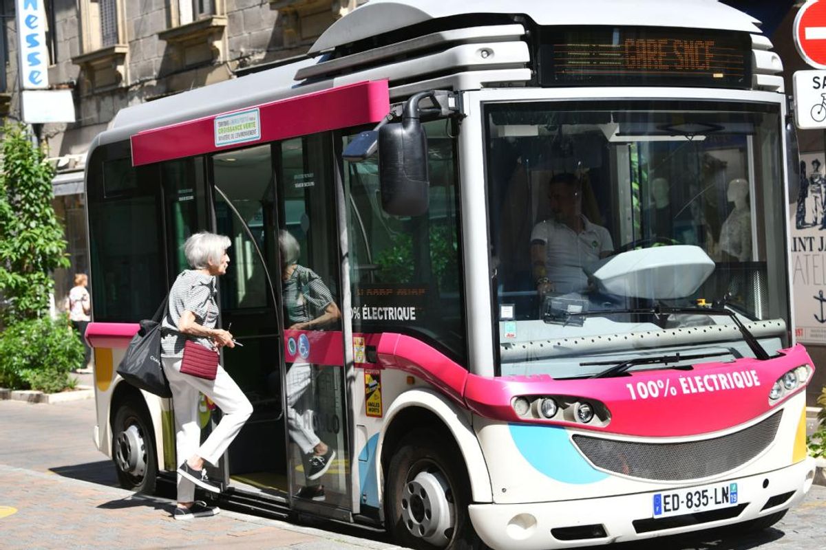 Issoire trace la voie à un réseau de transport collectif hybride, entre ...