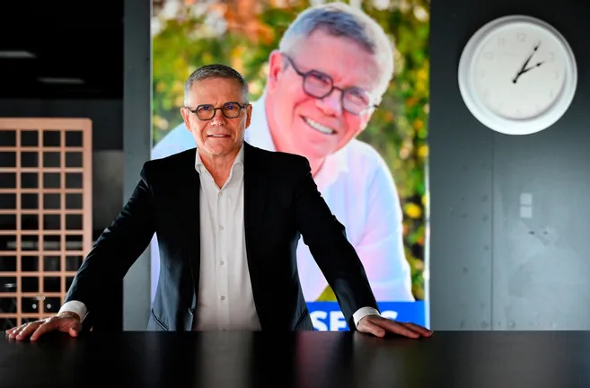 Le candidat aux municipales de Nevers, Xavier Morel, dépose une main ...