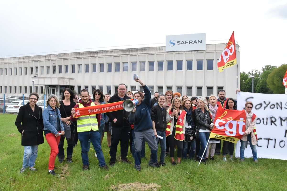 Des opérateurs de l'usine Safran, à Charmeil (Allier), en grève pour ...