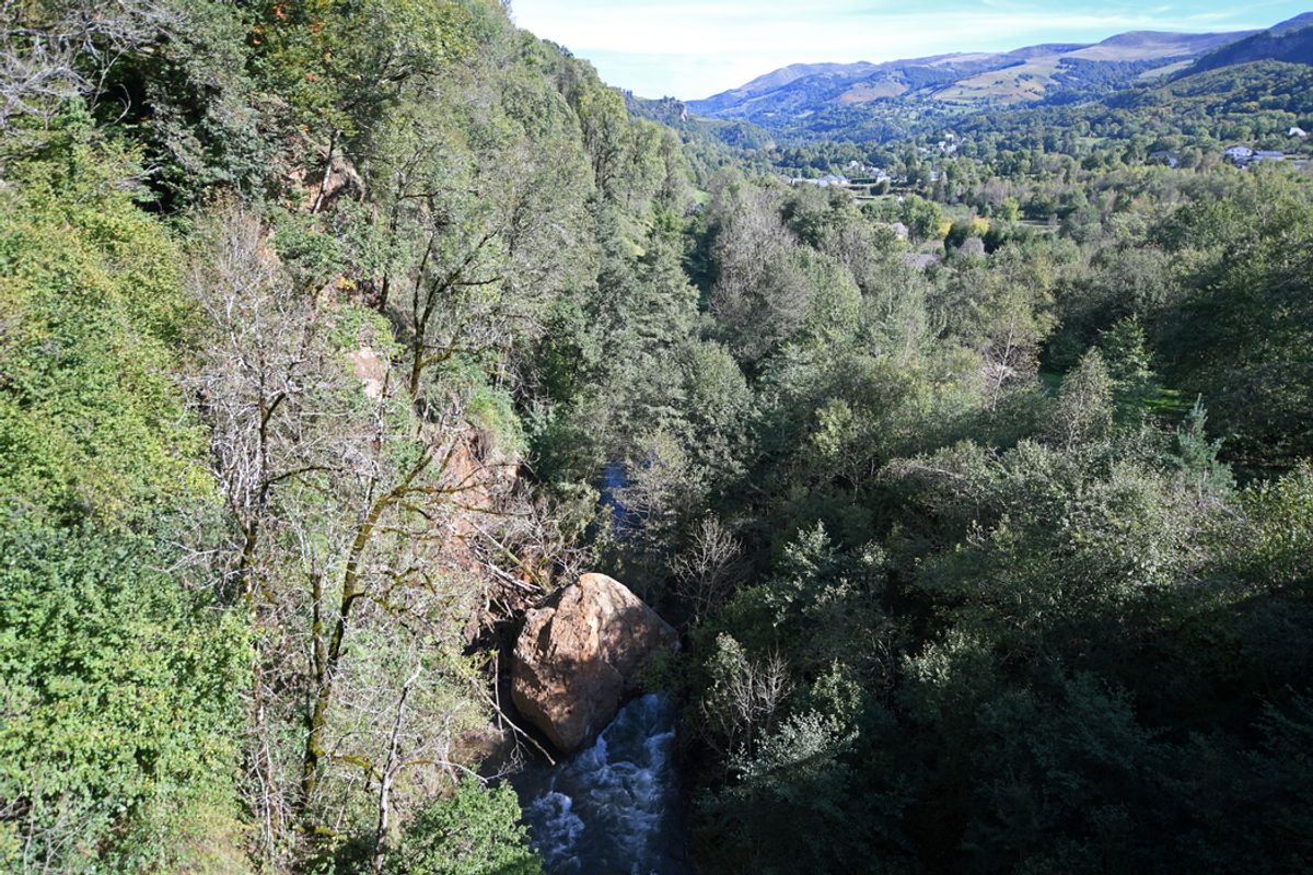 Un énorme rocher se détache de la montagne et tombe dans une rivière du ...