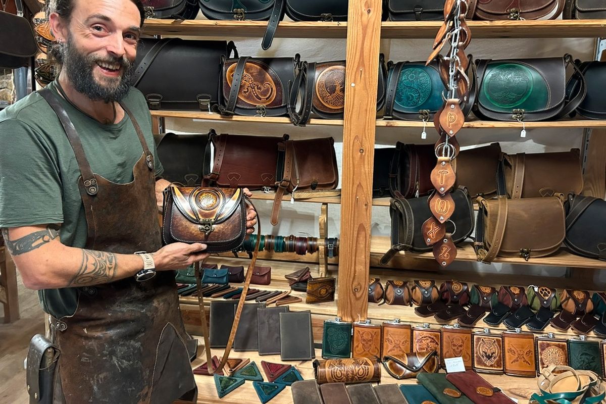 Ce maroquinier baroudeur a choisi la Creuse pour créer l’Atelier Ducroq ...