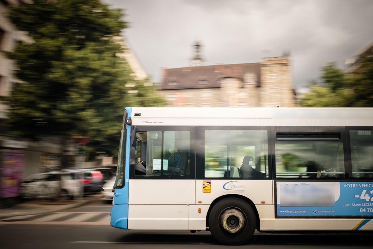 "Il respectait le code de la route" : un SDF vole un bus et roule ...