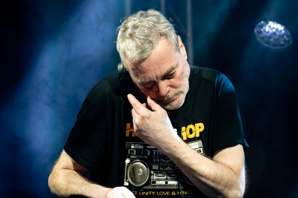 Le DJ Dee Nasty, pionnier du rap en France, s’installe aux platines sur ...