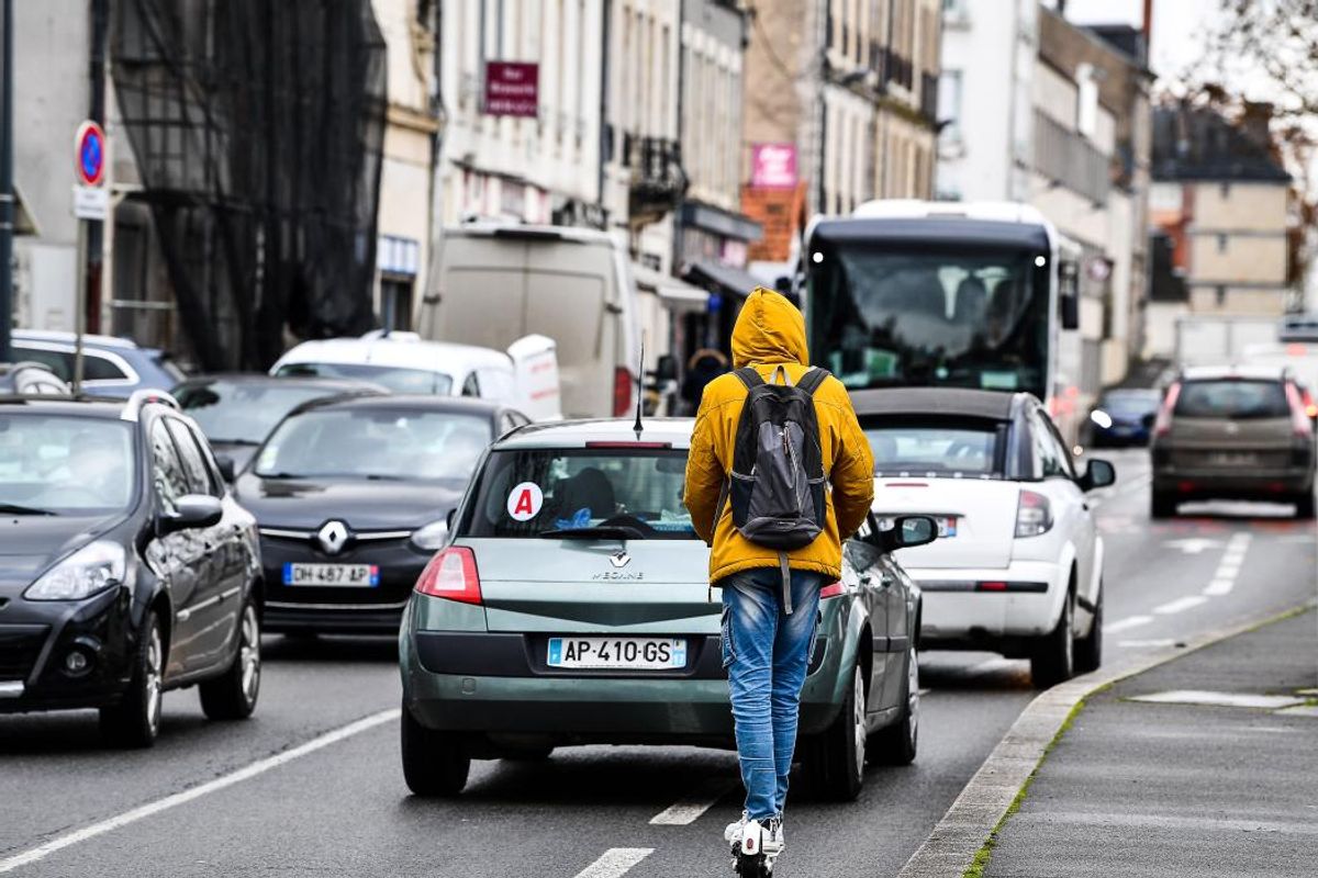 Une femme à trottinette et une fillette renversées, des motos volées ...