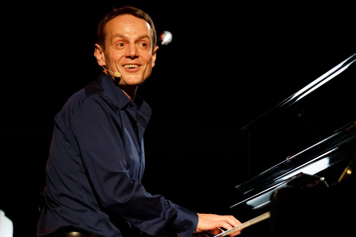 Pascal Mary tout en élégance et humour chante au théâtre de la ...