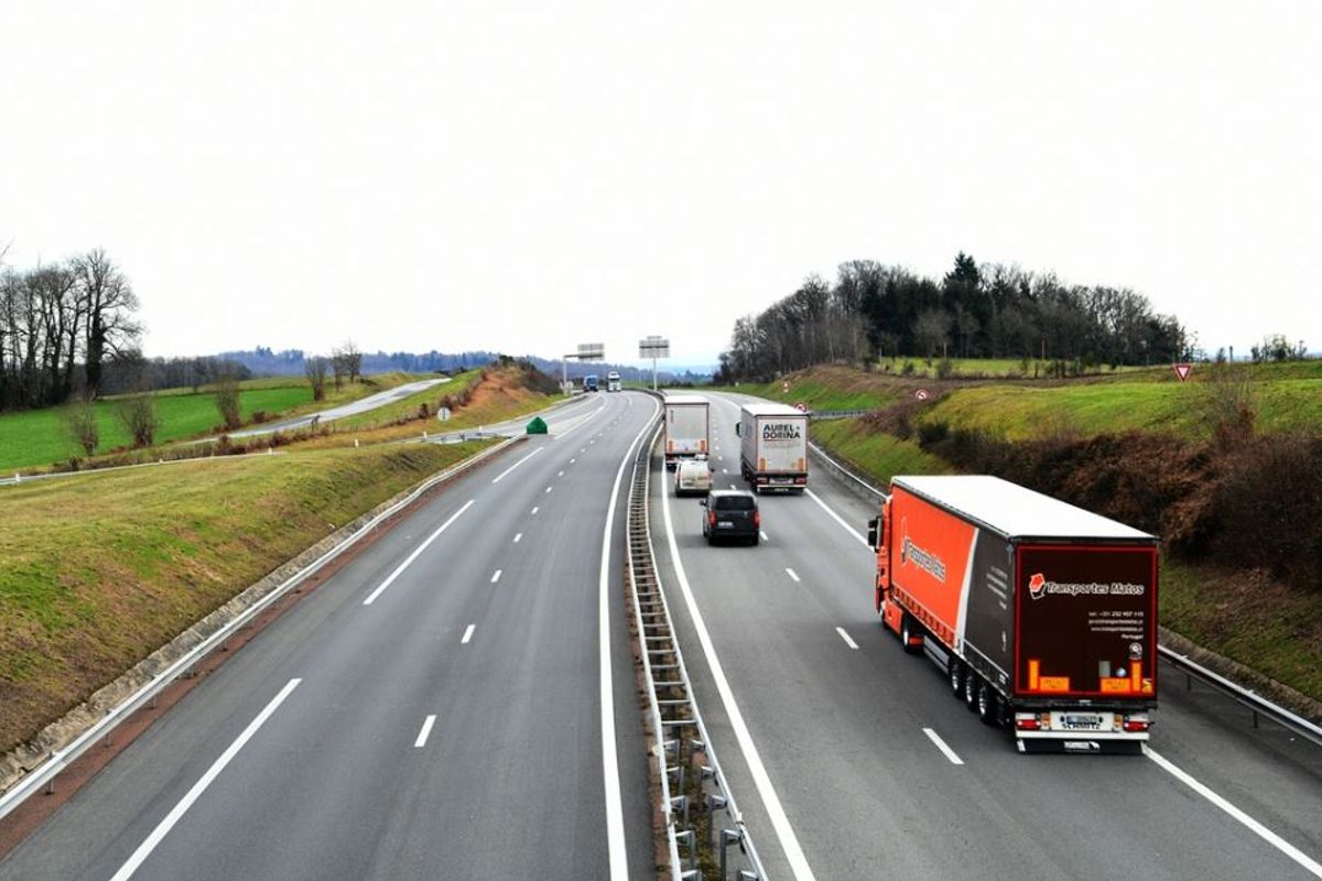 Un poids lourd s'enflamme sur la RN145 en Creuse - La Montagne