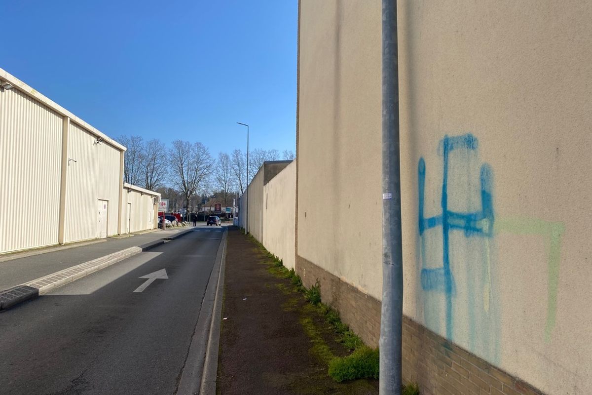 Des croix gammées découvertes sur un abri de bus et un mur à Châlette ...