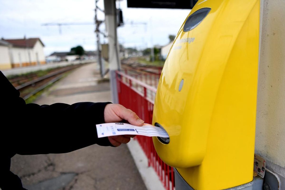 Gares SNCF : les bornes pour composter les billets vont disparaître ...