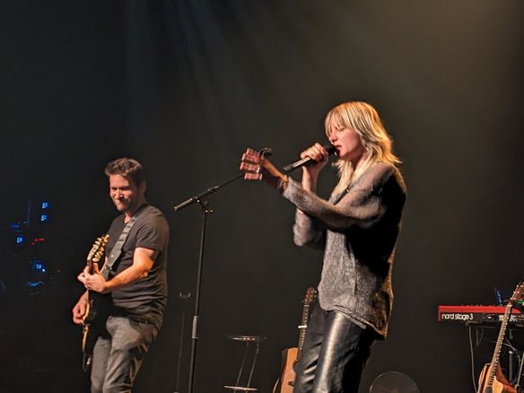 La chanteuse Stéphane remplit le Théâtre du Donjon à Pithiviers - La ...