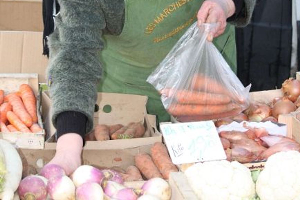 SAINT GERMAIN DU PUY. Figure du marché, Michèle Chartier - Le Berry ...
