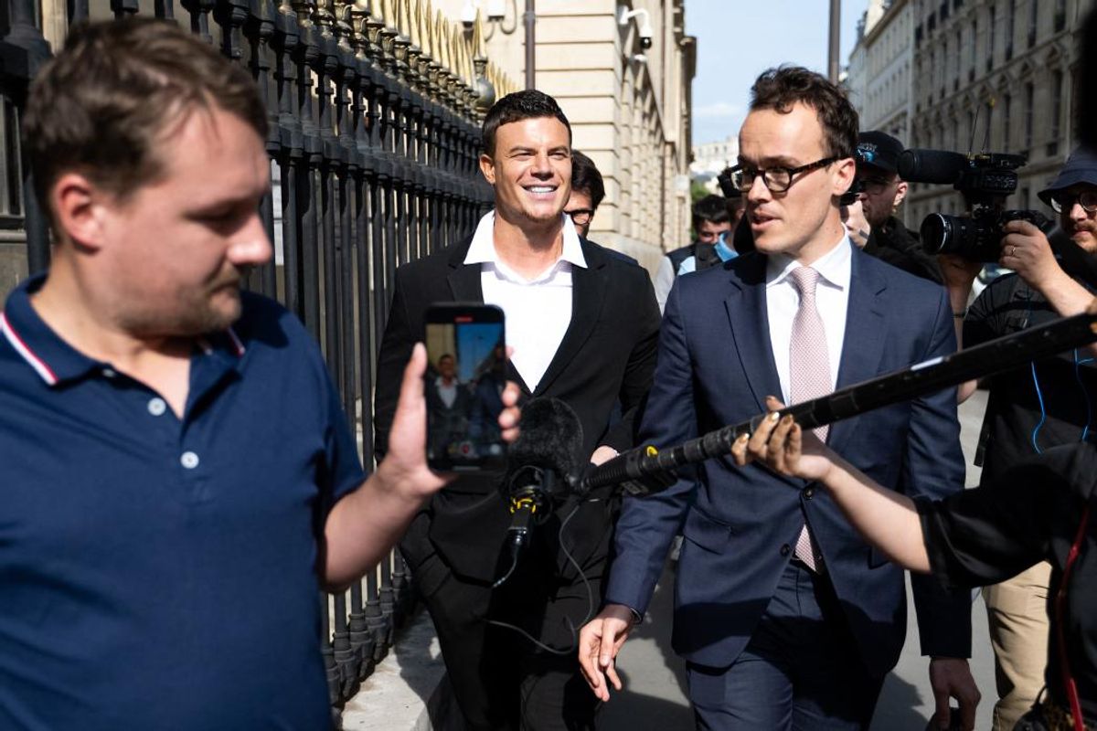 AD Laurent cite Michel Sardou, Alex Hitchens part brusquement : ce qu ...