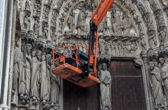 Quelle est cette nacelle perchée sur le portail sud de la cathédrale de Chartres ? - L’Écho ...
