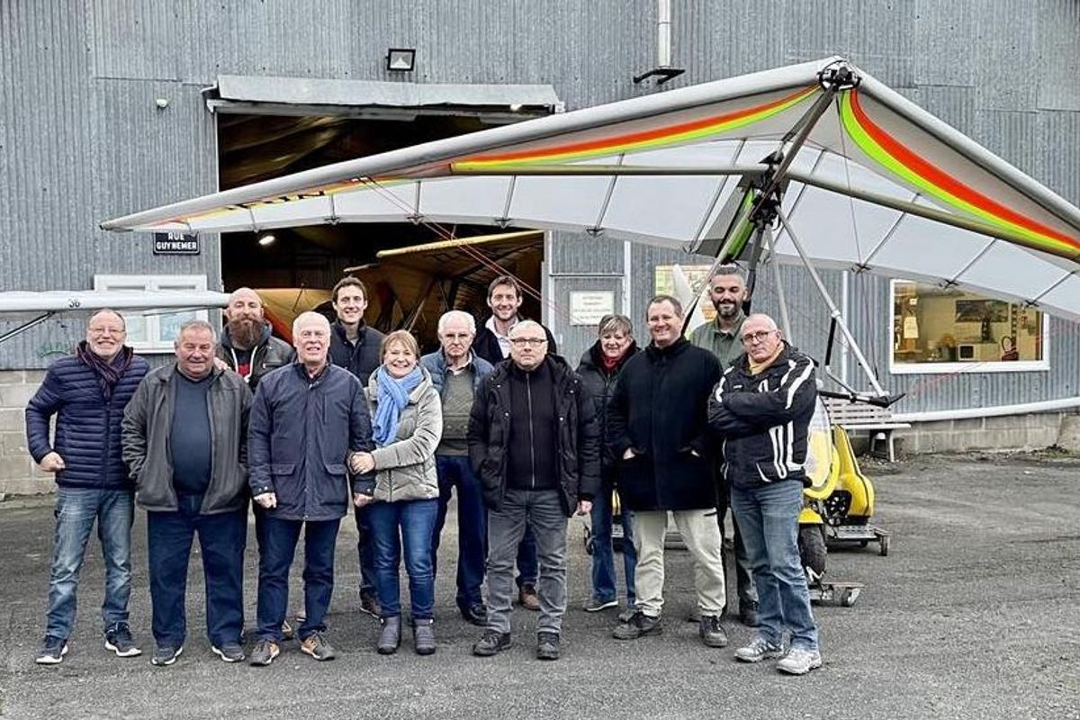 Un rassemblement de machines volantes anciennes en juillet à Saint ...