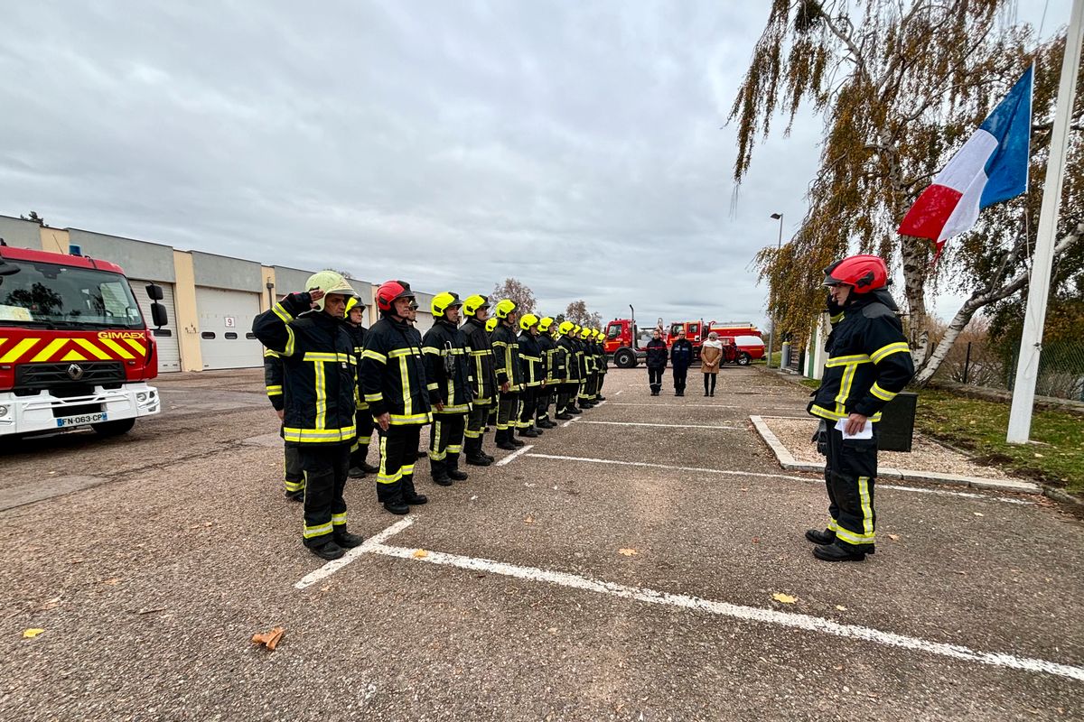 Une minute de silence observée après la mort de deux pompiers de ...