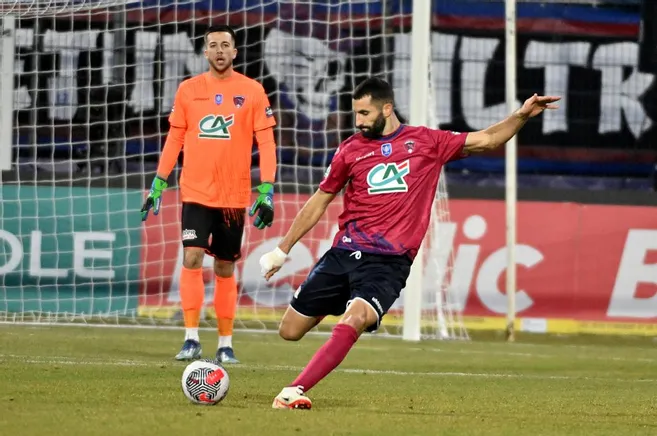 Football : l'ancien milieu de terrain international Maxime Gonalons ...