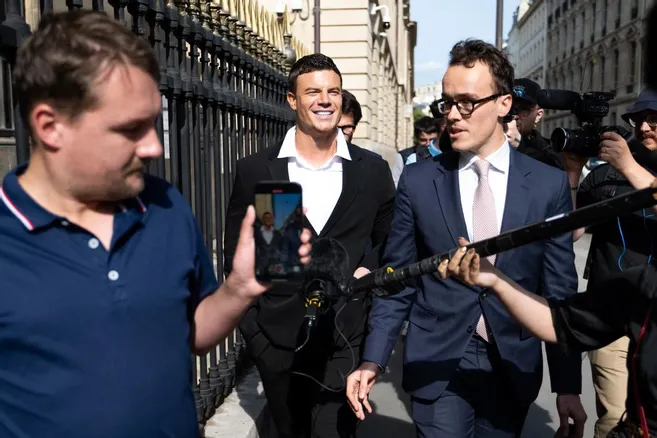 AD Laurent cite Michel Sardou, Alex Hitchens part brusquement : ce qu ...