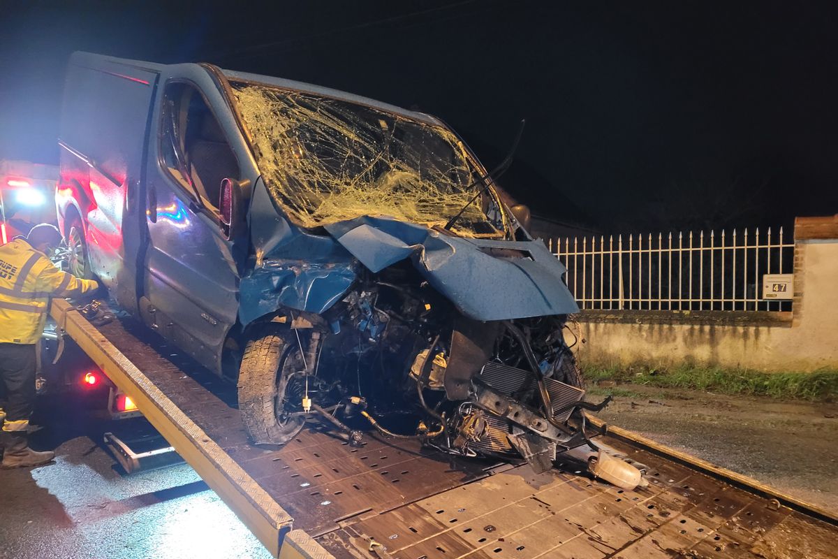 Un jeune homme perd le contrôle de son véhicule et finit sa course dans un mur, à Fay-aux-Loges ...