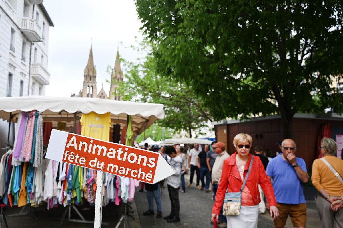 La foule a célébré les quinze ans du marché dominical de Moulins - La ...