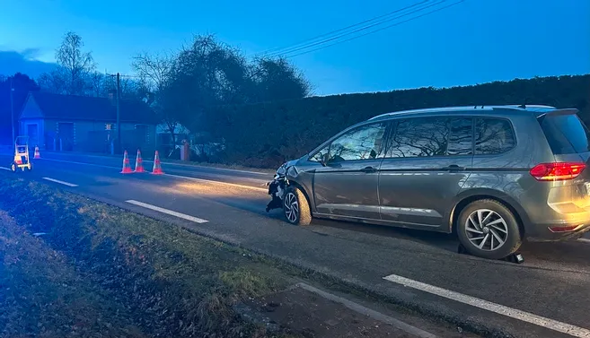 Un motard légèrement blessé dans une collision avec une voiture, à ...