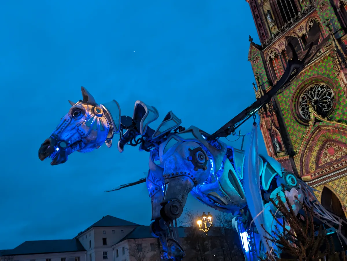 "Le cheval vole, maman !" : Pégase, une parade lumineuse et féerique ...