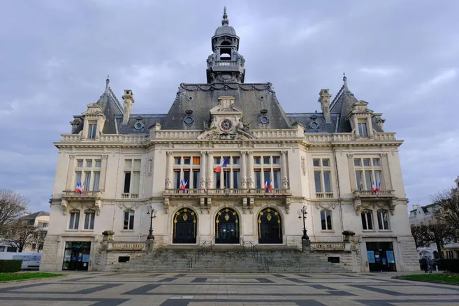 L'ancien maire de Vichy Claude Malhuret et l'actuel Frédéric Aguilera ...