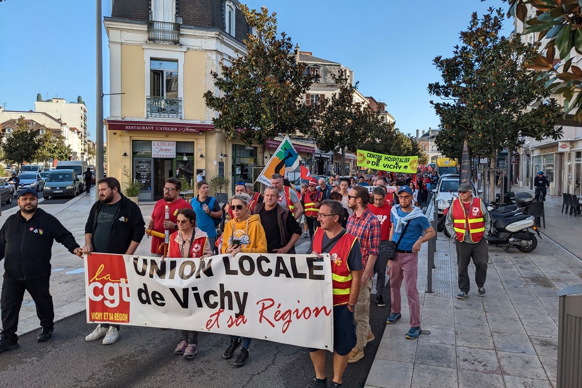 Plus de 250 manifestants dans les rues de Vichy (Allier) pour le respect du droit de grève - La ...