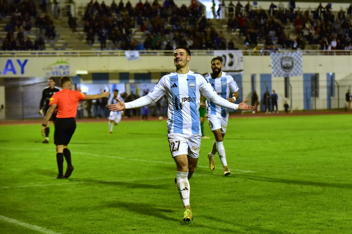 Le Puy Foot se régale face à Anglet et prend la tête du championnat en ...