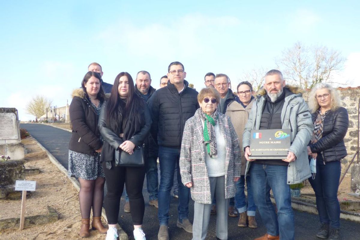 Une plaque en hommage à Michel Lassot - La Montagne