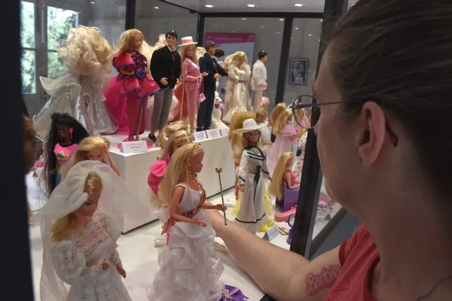 Une Argentaise expose une partie de sa collection de poupées Barbie ...