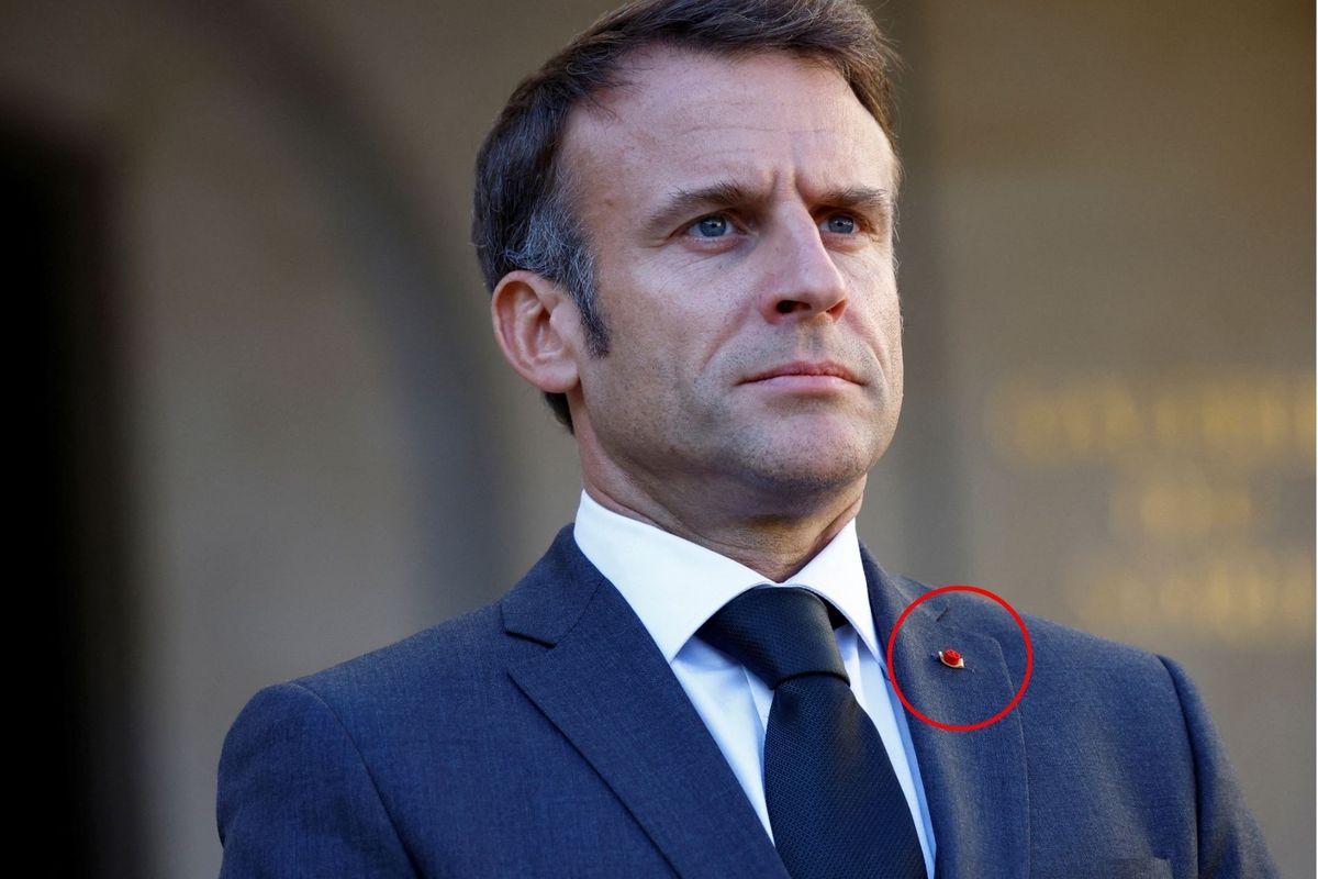 Que symbolise le pin's rouge systématiquement arboré par Emmanuel ...