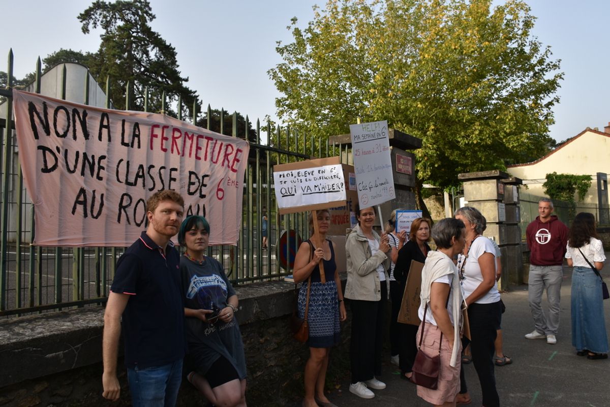 Les enseignants en grève contre la fermeture d'une classe au collège le ...