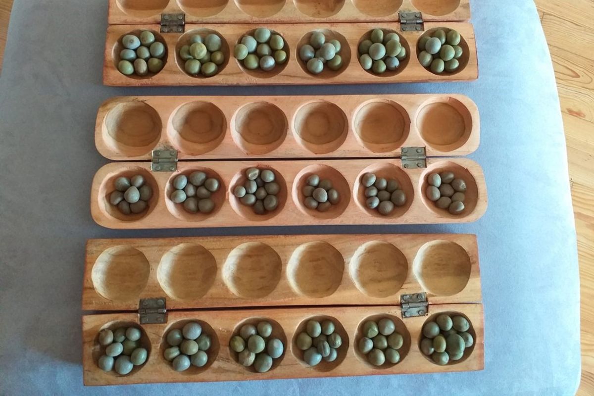 CUSSET. A la découverte du jeu Awalé - La Montagne