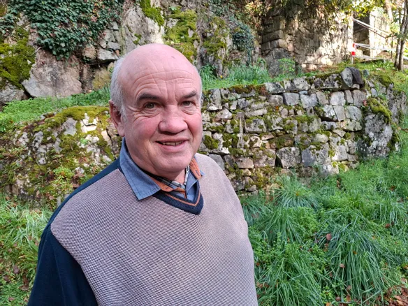Enfant du pays, agriculteur et maire de la commune, Pierre Roux aime ...