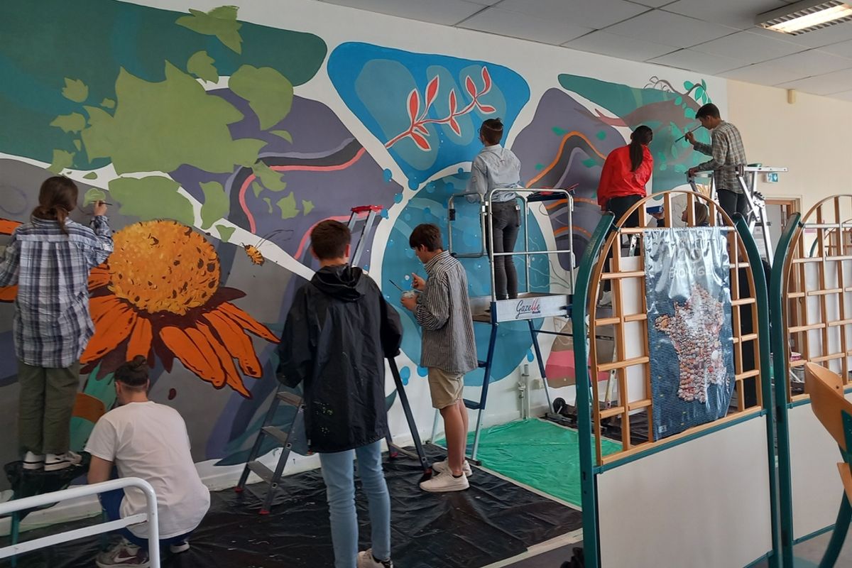 CERCY LA TOUR. Les 3 e signent une fresque géante sur le thème de la ...