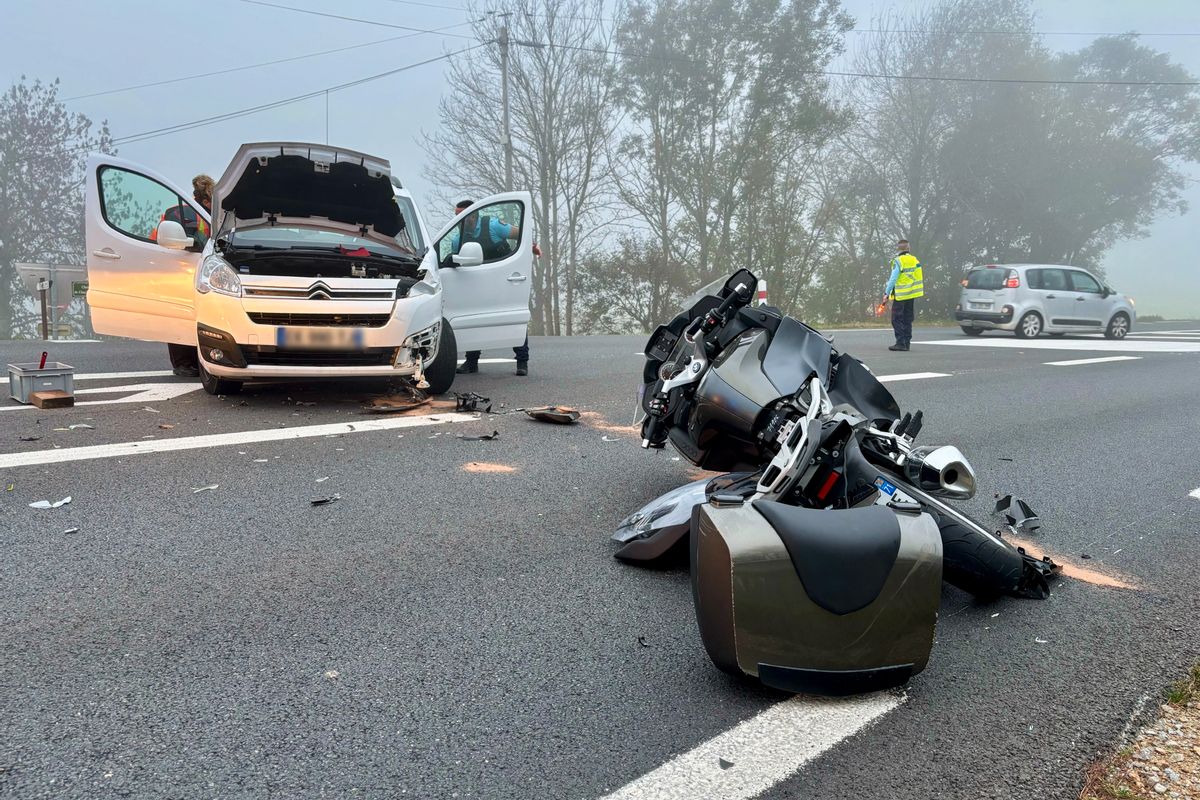 En plein brouillard, une voiture et une moto se percutent à Saint ...