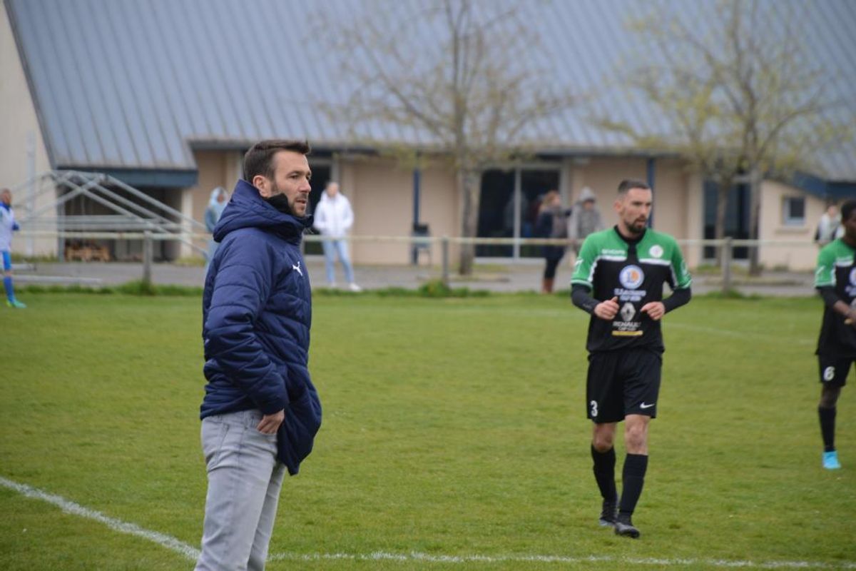 Anthony Caron de retour sur le banc du Bourges Gazélec, où il succède à ...