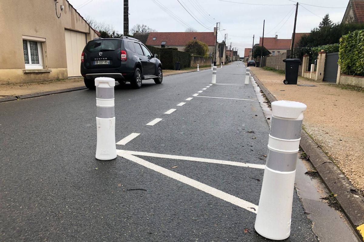 Les plots et les chicanes installés dans les rues du Bardon font ...