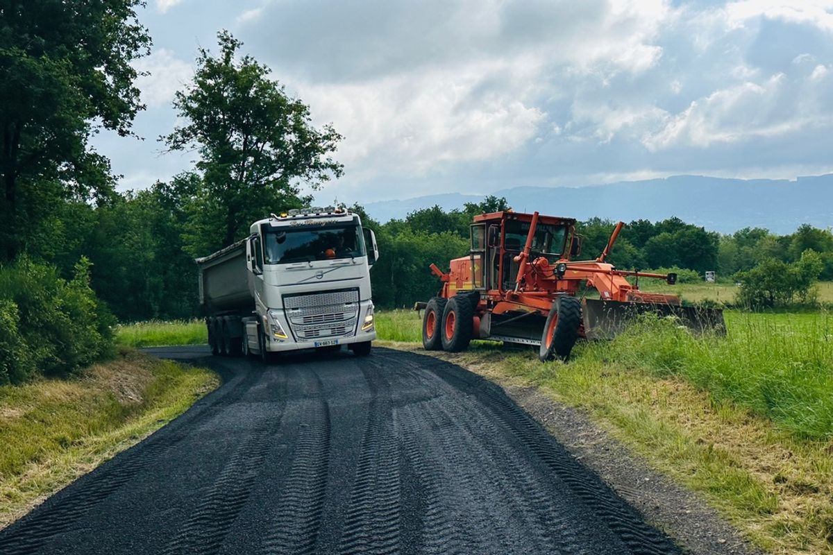 SAINT JEAN D HEURS. Travaux de re-profilage de route en cours - La Montagne