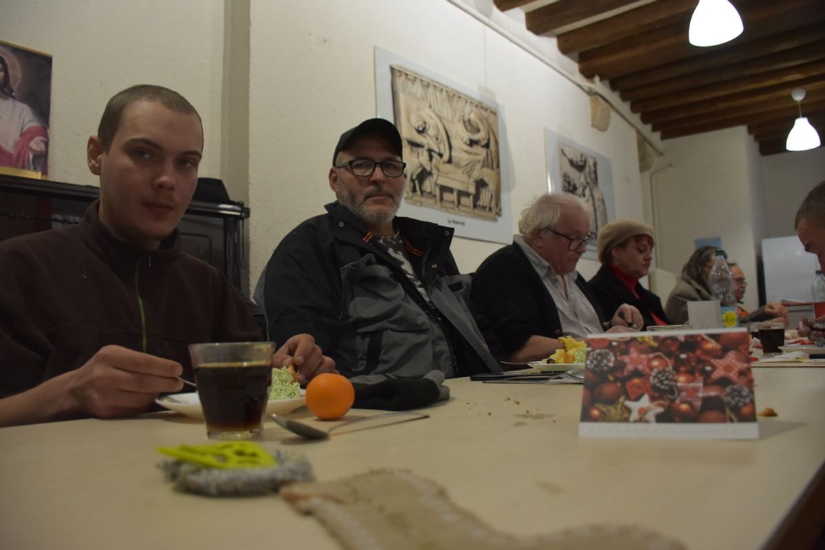 "Ici, on mange chaud et en plus, on se sent moins seul" : chaque ...