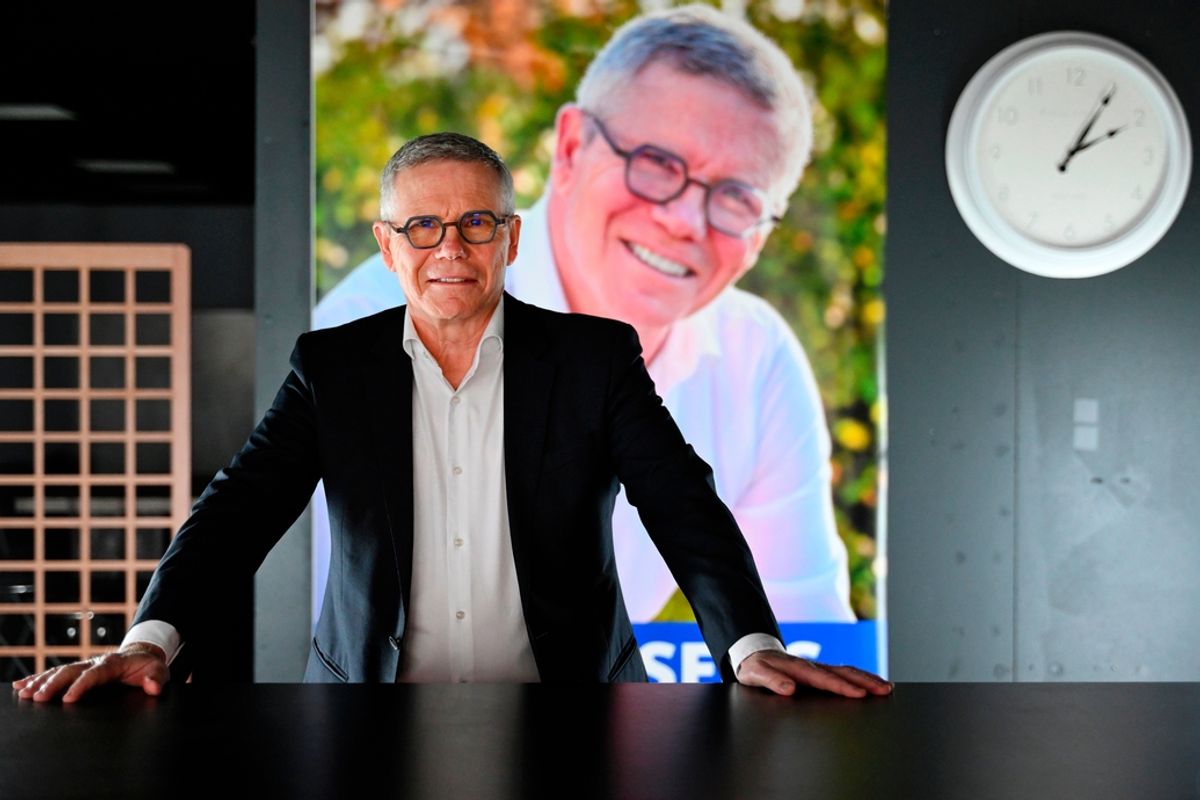 Le candidat aux municipales de Nevers, Xavier Morel, dépose une main ...