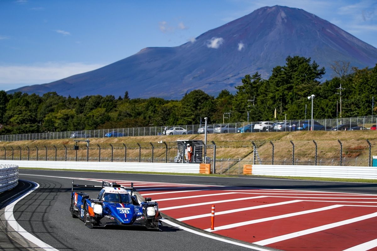 L’Alpine A470, engagée ce week-end aux Six Heures de Fuji, en tournée d ...