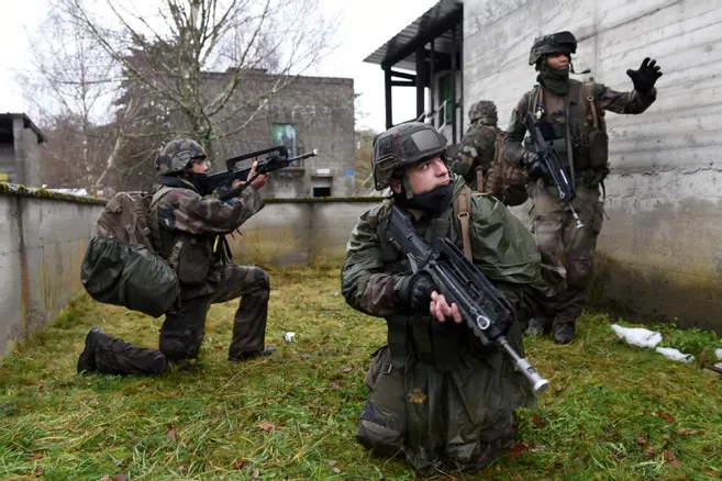 Pourquoi l'activité du camp militaire de La Courtine, au sud de la ...