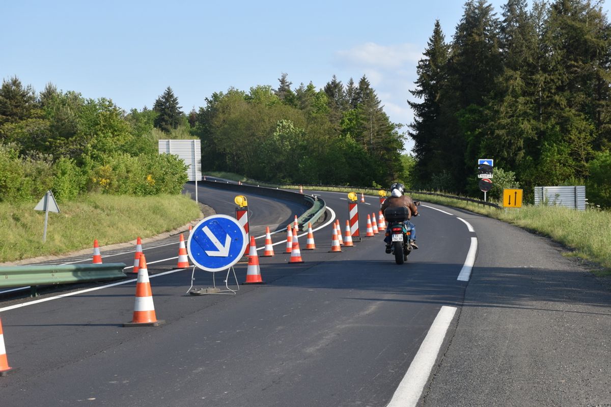 La D906 en travaux au moins jusqu'au mois de juillet, entre Thiers et ...