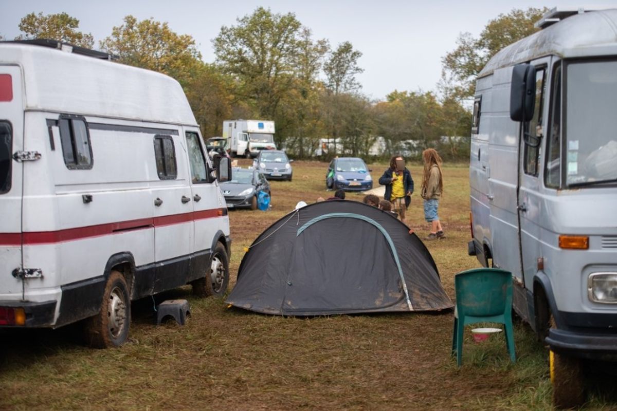 Une rave party s'est installée dans la nuit près du site de Pierre ...